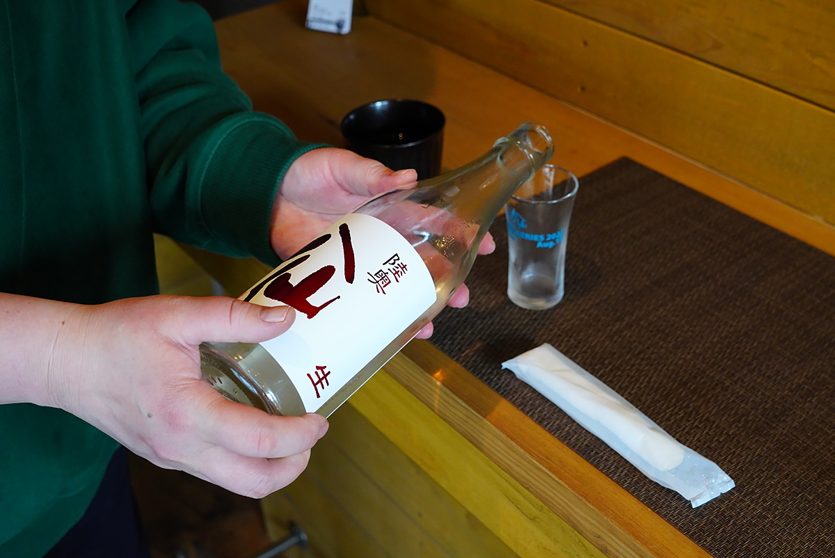 無人駅にできた立ち飲み酒場：青森県八戸市「駅ナカ酒場 62371 」（3ページ目）：ひとまち結び