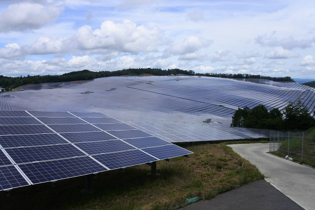 国内最大・260MWのメガソーラー、地域とともに運営 - 探訪 - メガソーラービジネス plus : 日経BP